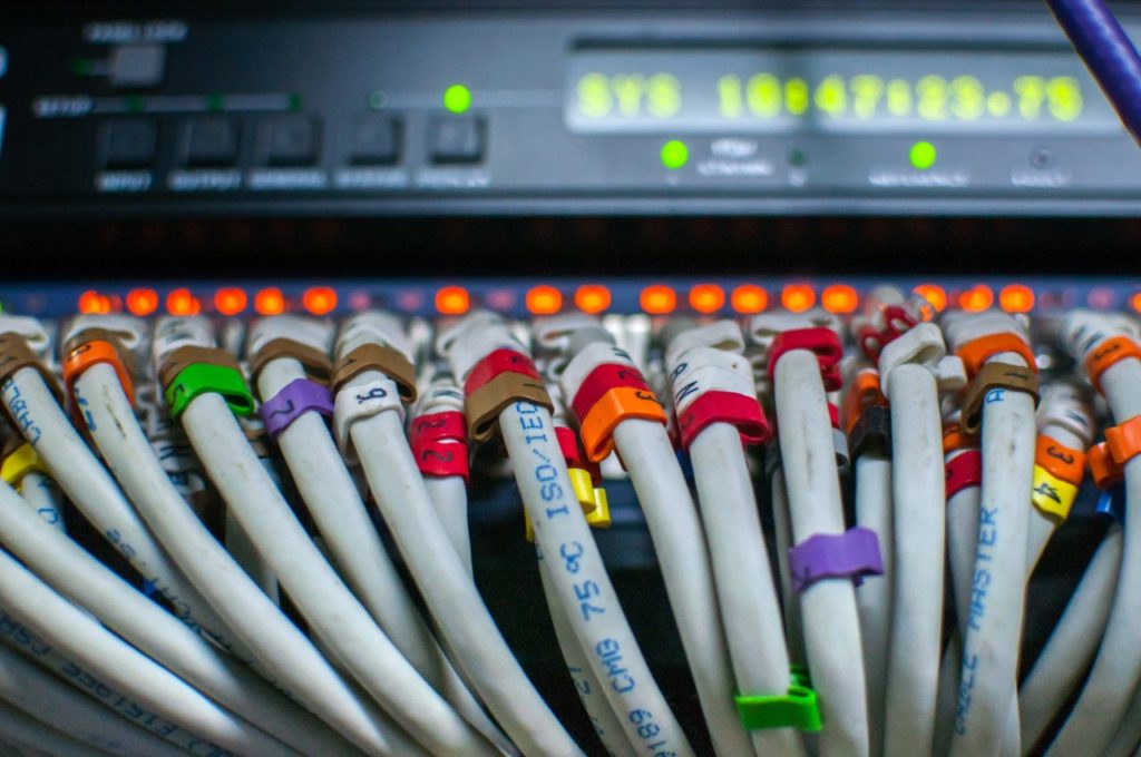 How do data centers connect to the internet? - RackSolutions